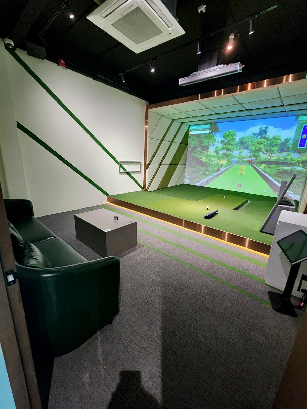 Indoor Golf Simulator in Singapore: Virtual Golf | clubFACE